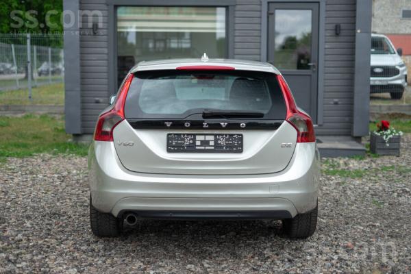 Grey Volvo V60 2017 in Liepaja, with an engine capacity of 2.00 L and mileage of 114 thousand km for 9500 €, photo 4 on AUTOMOTO.COM.LV