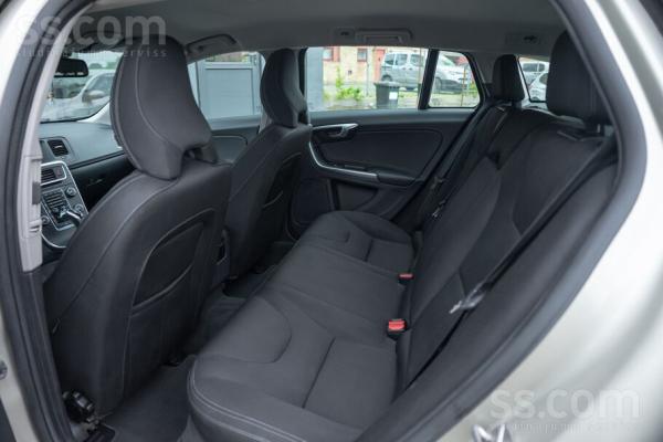 Grey Volvo V60 2017 in Liepaja, with an engine capacity of 2.00 L and mileage of 114 thousand km for 9500 €, photo 8 on AUTOMOTO.COM.LV