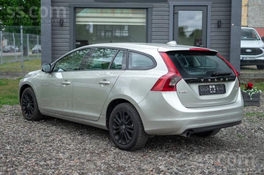 Grey Volvo V60 2017 in Liepaja, with an engine capacity of 2.00 L and mileage of 114 thousand km for 9500 €, photo 4 on AUTOMOTO.COM.LV
