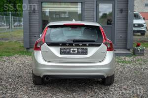 Grey Volvo V60 2017 in Liepaja, with an engine capacity of 2.00 L and mileage of 114 thousand km for 9500 €, photo 5 on AUTOMOTO.COM.LV