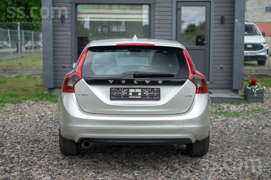 Grey Volvo V60 2017 in Liepaja, with an engine capacity of 2.00 L and mileage of 114 thousand km for 9500 €, photo 5 on AUTOMOTO.COM.LV