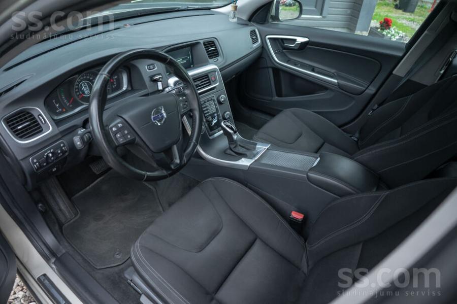 Grey Volvo V60 2017 in Liepaja, with an engine capacity of 2.00 L and mileage of 114 thousand km for 9500 €, photo 8 on AUTOMOTO.COM.LV
