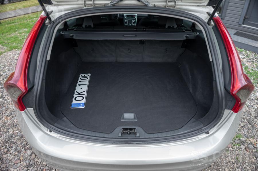 Grey Volvo V60 2017 in Liepaja, with an engine capacity of 2.00 L and mileage of 114 thousand km for 9500 €, photo 10 on AUTOMOTO.COM.LV