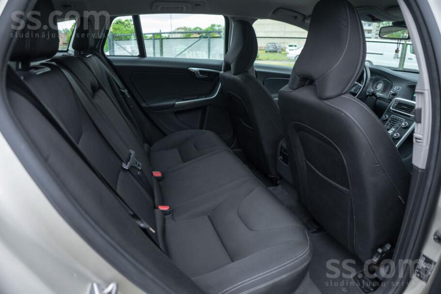 Grey Volvo V60 2017 in Liepaja, with an engine capacity of 2.00 L and mileage of 114 thousand km for 9500 €, photo 11 on AUTOMOTO.COM.LV