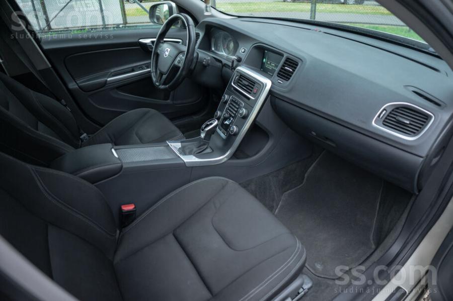 Grey Volvo V60 2017 in Liepaja, with an engine capacity of 2.00 L and mileage of 114 thousand km for 9500 €, photo 12 on AUTOMOTO.COM.LV