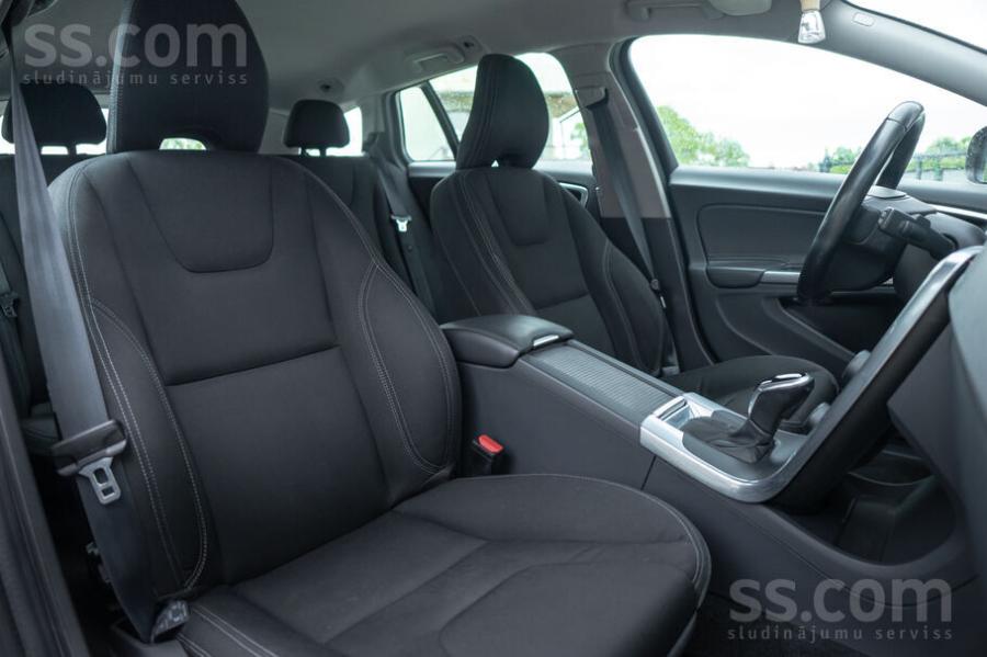 Grey Volvo V60 2017 in Liepaja, with an engine capacity of 2.00 L and mileage of 114 thousand km for 9500 €, photo 13 on AUTOMOTO.COM.LV