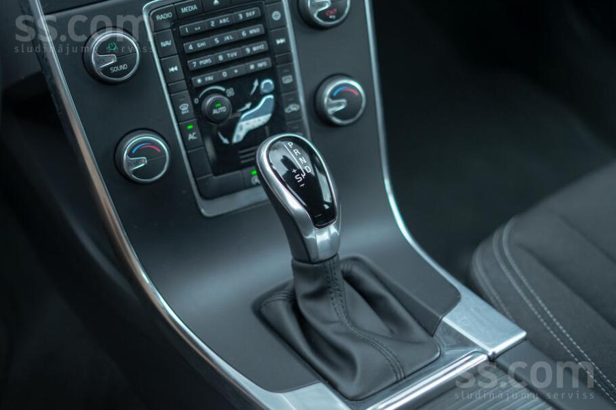 Grey Volvo V60 2017 in Liepaja, with an engine capacity of 2.00 L and mileage of 114 thousand km for 9500 €, photo 16 on AUTOMOTO.COM.LV