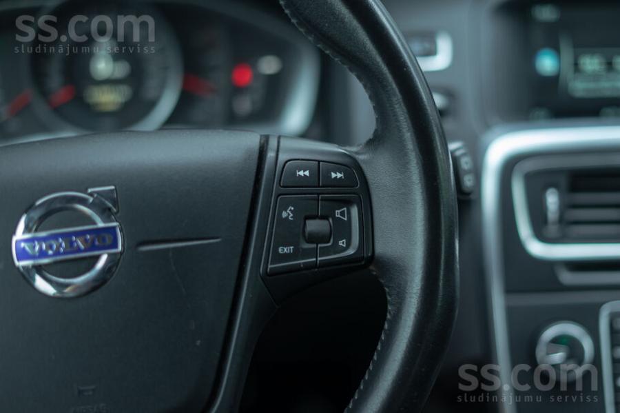 Grey Volvo V60 2017 in Liepaja, with an engine capacity of 2.00 L and mileage of 114 thousand km for 9500 €, photo 18 on AUTOMOTO.COM.LV