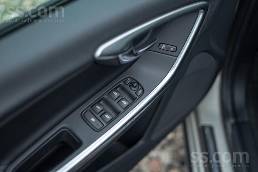Grey Volvo V60 2017 in Liepaja, with an engine capacity of 2.00 L and mileage of 114 thousand km for 9500 €, photo 25 on AUTOMOTO.COM.LV