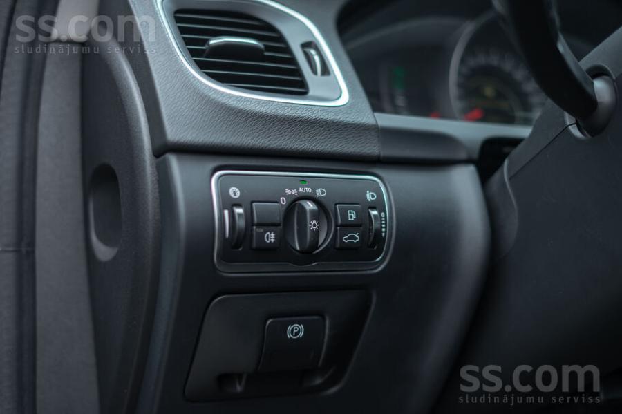 Grey Volvo V60 2017 in Liepaja, with an engine capacity of 2.00 L and mileage of 114 thousand km for 9500 €, photo 26 on AUTOMOTO.COM.LV