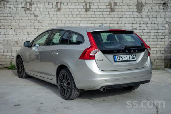 Grey Volvo V60 2017 in Liepaja, with an engine capacity of 2.00 L and mileage of 120 thousand km for 8900 €, photo 2 on AUTOMOTO.COM.LV