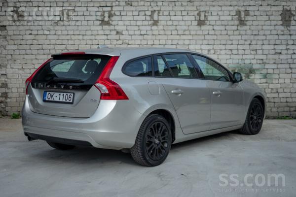 Grey Volvo V60 2017 in Liepaja, with an engine capacity of 2.00 L and mileage of 120 thousand km for 8900 €, photo 4 on AUTOMOTO.COM.LV