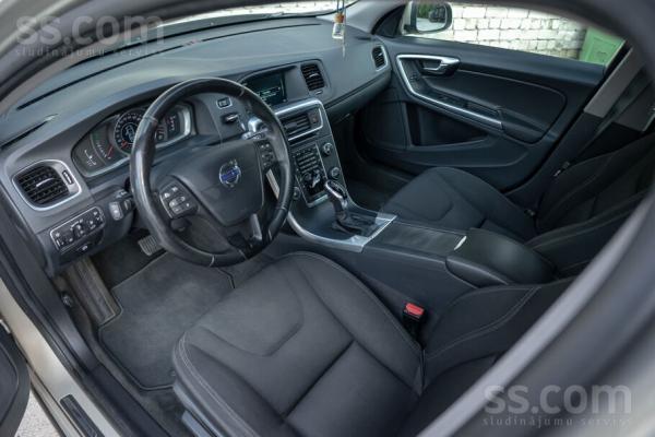 Grey Volvo V60 2017 in Liepaja, with an engine capacity of 2.00 L and mileage of 120 thousand km for 8900 €, photo 8 on AUTOMOTO.COM.LV