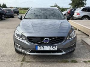 Grey Volvo V60 2017 in Riga, with an engine capacity of 2.00 L and mileage of 166 thousand km for 10900 €, photo 3 on AUTOMOTO.COM.LV