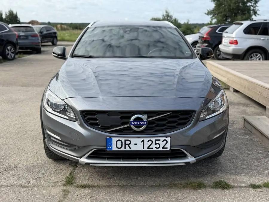 Grey Volvo V60 2017 in Riga, with an engine capacity of 2.00 L and mileage of 166 thousand km for 10900 €, photo 3 on AUTOMOTO.COM.LV
