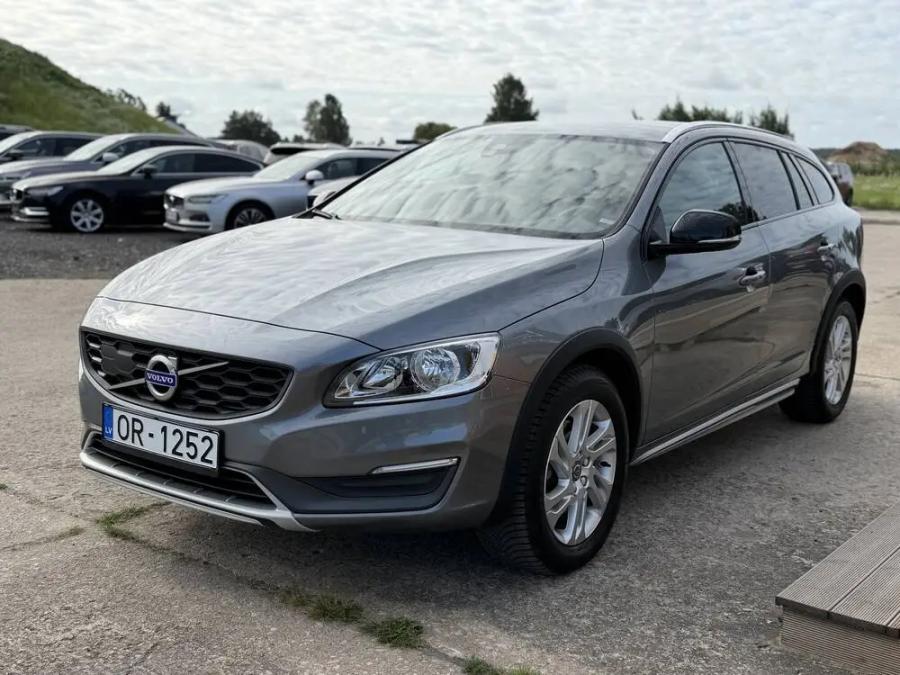 Grey Volvo V60 2017 in Riga, with an engine capacity of 2.00 L and mileage of 166 thousand km for 10900 €, photo 4 on AUTOMOTO.COM.LV