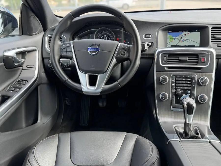Grey Volvo V60 2017 in Riga, with an engine capacity of 2.00 L and mileage of 166 thousand km for 10900 €, photo 5 on AUTOMOTO.COM.LV