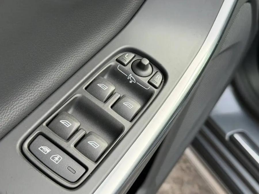 Grey Volvo V60 2017 in Riga, with an engine capacity of 2.00 L and mileage of 166 thousand km for 10900 €, photo 6 on AUTOMOTO.COM.LV