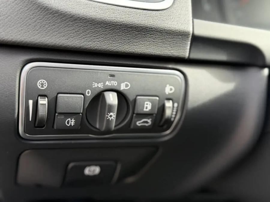 Grey Volvo V60 2017 in Riga, with an engine capacity of 2.00 L and mileage of 166 thousand km for 10900 €, photo 7 on AUTOMOTO.COM.LV