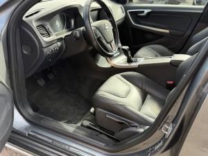 Grey Volvo V60 2017 in Riga, with an engine capacity of 2.00 L and mileage of 166 thousand km for 10900 €, photo 9 on AUTOMOTO.COM.LV