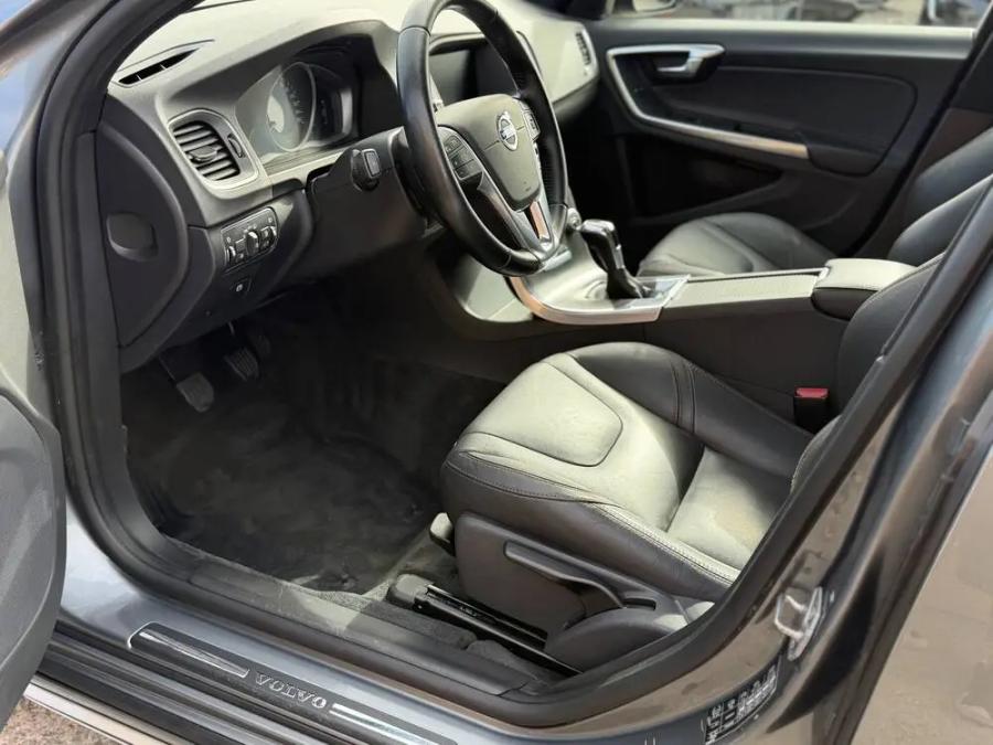 Grey Volvo V60 2017 in Riga, with an engine capacity of 2.00 L and mileage of 166 thousand km for 10900 €, photo 9 on AUTOMOTO.COM.LV