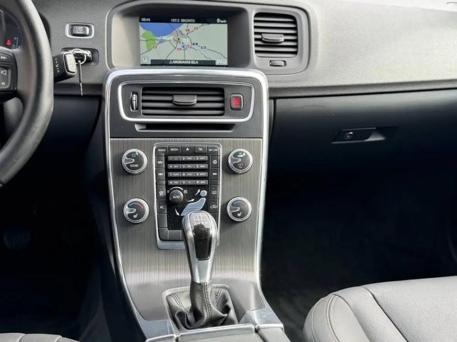 Grey Volvo V60 2017 in Riga, with an engine capacity of 2.00 L and mileage of 166 thousand km for 10900 €, photo 10 on AUTOMOTO.COM.LV