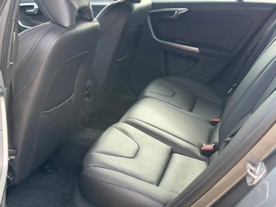 Grey Volvo V60 2017 in Riga, with an engine capacity of 2.00 L and mileage of 166 thousand km for 10900 €, photo 14 on AUTOMOTO.COM.LV