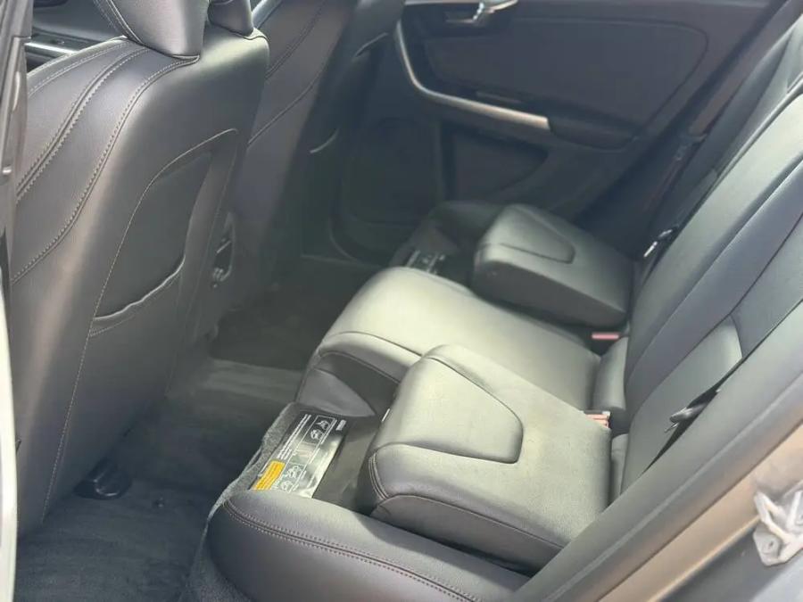 Grey Volvo V60 2017 in Riga, with an engine capacity of 2.00 L and mileage of 166 thousand km for 10900 €, photo 15 on AUTOMOTO.COM.LV