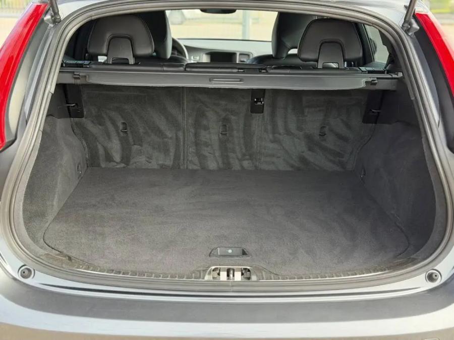 Grey Volvo V60 2017 in Riga, with an engine capacity of 2.00 L and mileage of 166 thousand km for 10900 €, photo 16 on AUTOMOTO.COM.LV