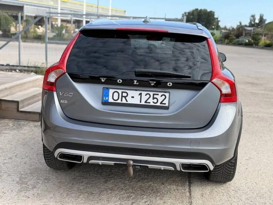 Grey Volvo V60 2017 in Riga, with an engine capacity of 2.00 L and mileage of 166 thousand km for 10900 €, photo 18 on AUTOMOTO.COM.LV