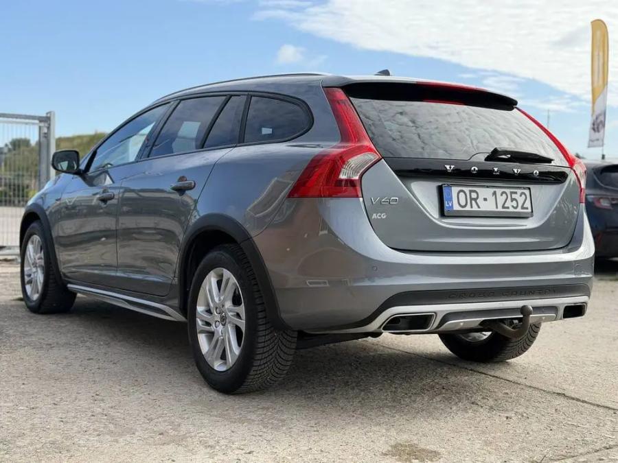 Grey Volvo V60 2017 in Riga, with an engine capacity of 2.00 L and mileage of 166 thousand km for 10900 €, photo 19 on AUTOMOTO.COM.LV