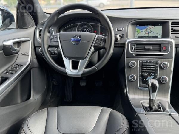 Grey Volvo V60 2017 in Riga, with an engine capacity of 2.00 L and mileage of 166 thousand km for 10900 €, photo 4 on AUTOMOTO.COM.LV