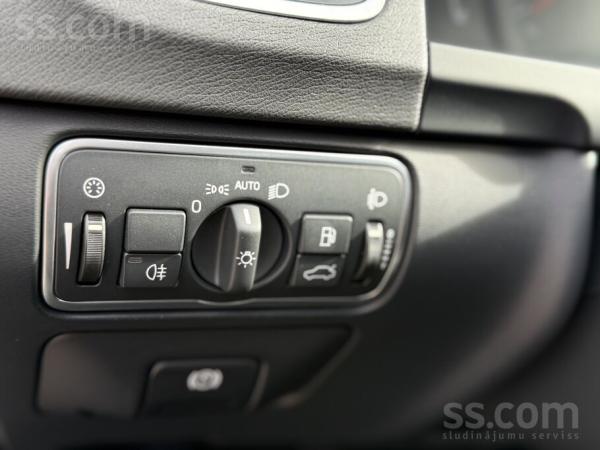 Grey Volvo V60 2017 in Riga, with an engine capacity of 2.00 L and mileage of 166 thousand km for 10900 €, photo 8 on AUTOMOTO.COM.LV