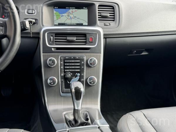 Grey Volvo V60 2017 in Riga, with an engine capacity of 2.00 L and mileage of 166 thousand km for 10900 €, photo 9 on AUTOMOTO.COM.LV