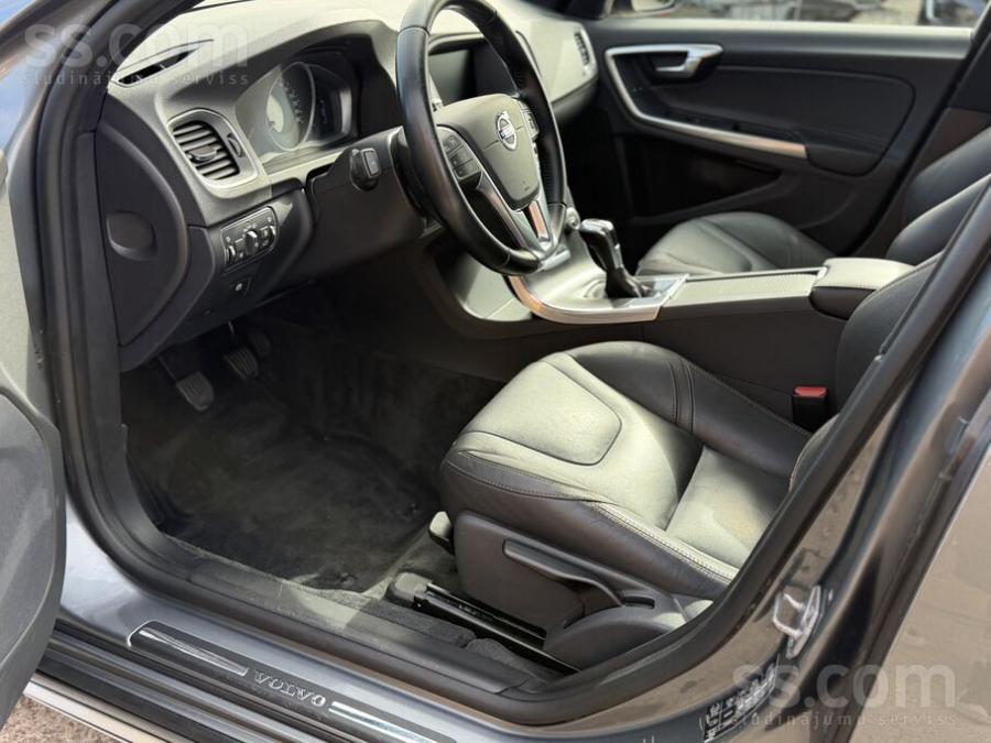 Pelēks Volvo V60 2017 Rīga, ar dzinēja tilpumu 2.00 L un nobraukumu 166 tūkst. km par 10900 €, foto 8 vietnē AUTOMOTO.COM.LV