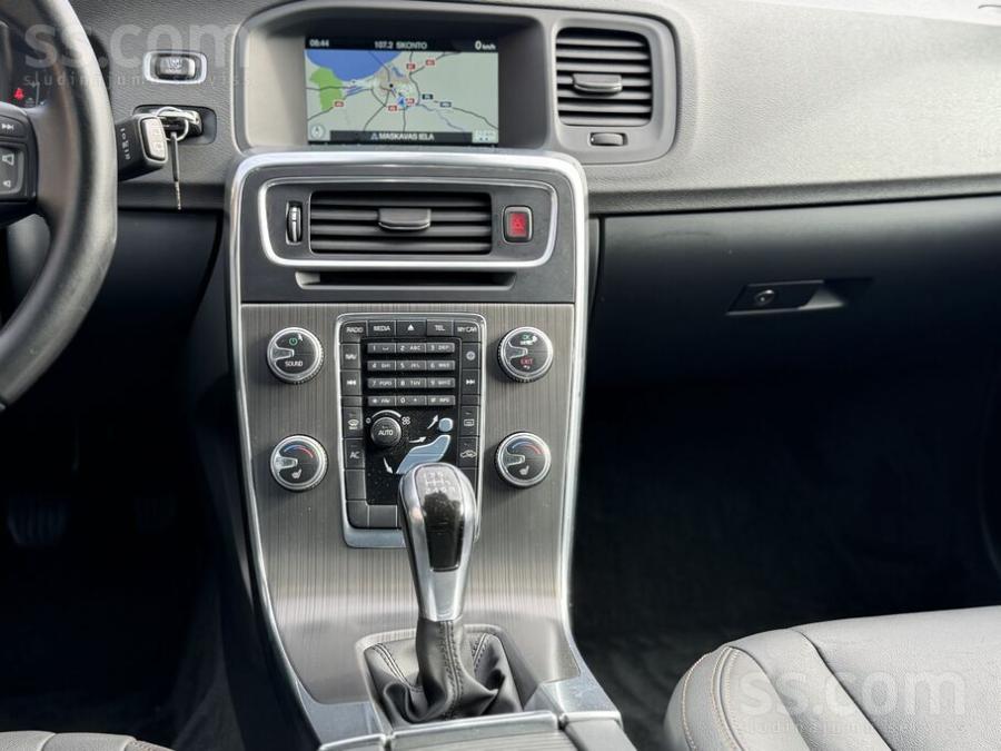 Pelēks Volvo V60 2017 Rīga, ar dzinēja tilpumu 2.00 L un nobraukumu 166 tūkst. km par 10900 €, foto 10 vietnē AUTOMOTO.COM.LV