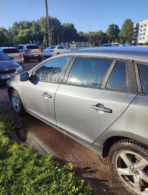 Pelēks Volvo V60 2017 Tallina, ar dzinēja tilpumu 2.00 L un nobraukumu 256 tūkst. km par 8800 €, foto 5 vietnē AUTOMOTO.COM.LV