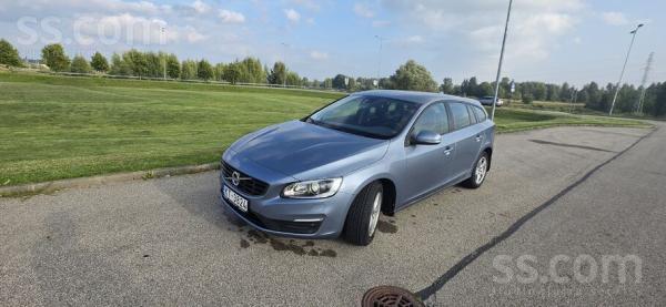 Grey Volvo V60 2017 in Ogre, with an engine capacity of 2.00 L and mileage of 130 thousand km for 11500 €, photo 1 on AUTOMOTO.COM.LV