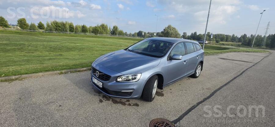 Pelēks Volvo V60 2017 Ogre, ar dzinēja tilpumu 2.00 L un nobraukumu 130 tūkst. km par 11500 €, foto 1 vietnē AUTOMOTO.COM.LV