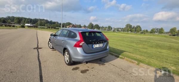 Grey Volvo V60 2017 in Ogre, with an engine capacity of 2.00 L and mileage of 130 thousand km for 11500 €, photo 3 on AUTOMOTO.COM.LV
