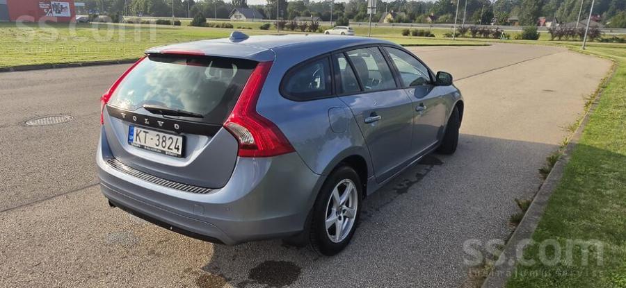 Pelēks Volvo V60 2017 Ogre, ar dzinēja tilpumu 2.00 L un nobraukumu 130 tūkst. km par 11500 €, foto 5 vietnē AUTOMOTO.COM.LV