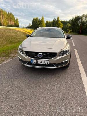 Grey Volvo V60 2017 in Jekabpils, with an engine capacity of 2.00 L and mileage of 188 thousand km for 11999 €, photo 3 on AUTOMOTO.COM.LV