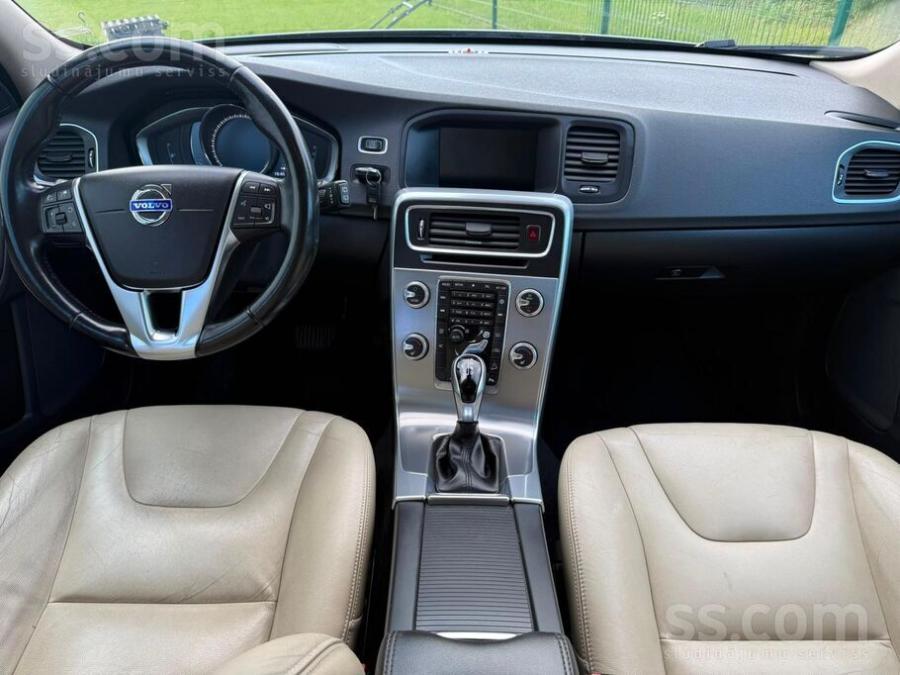 Grey Volvo V60 2017 in Jekabpils, with an engine capacity of 2.00 L and mileage of 188 thousand km for 11999 €, photo 7 on AUTOMOTO.COM.LV