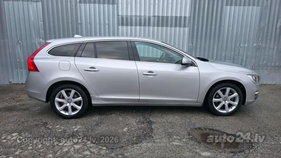 Grey Volvo V60 2017 in Tallinn, with an engine capacity of 2.00 L and mileage of 238 thousand km for 8290 €, photo 5 on AUTOMOTO.COM.LV