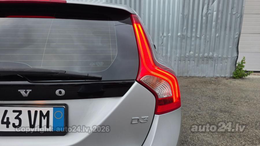 Grey Volvo V60 2017 in Tallinn, with an engine capacity of 2.00 L and mileage of 238 thousand km for 8290 €, photo 8 on AUTOMOTO.COM.LV