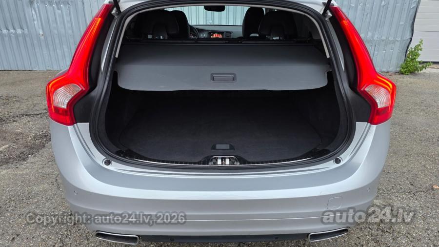 Grey Volvo V60 2017 in Tallinn, with an engine capacity of 2.00 L and mileage of 238 thousand km for 8290 €, photo 9 on AUTOMOTO.COM.LV
