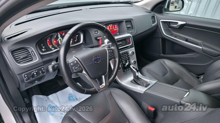 Grey Volvo V60 2017 in Tallinn, with an engine capacity of 2.00 L and mileage of 238 thousand km for 8290 €, photo 12 on AUTOMOTO.COM.LV