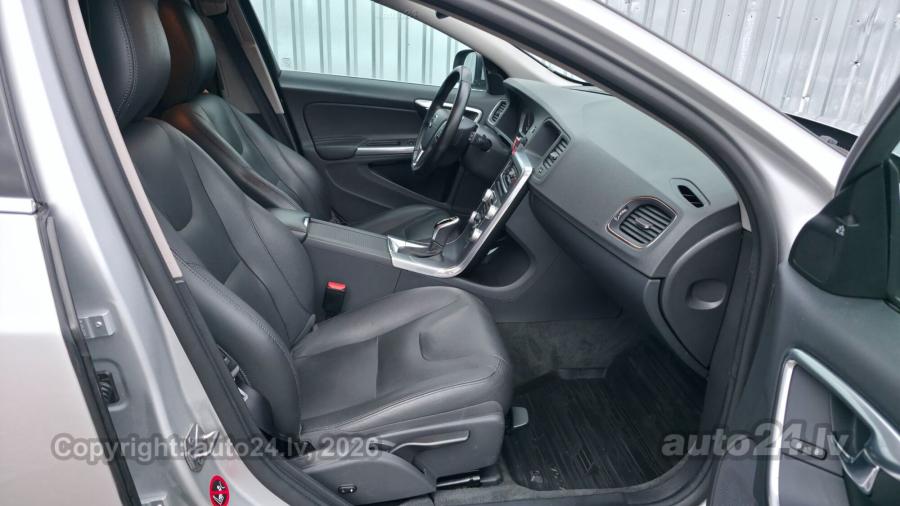 Grey Volvo V60 2017 in Tallinn, with an engine capacity of 2.00 L and mileage of 238 thousand km for 8290 €, photo 13 on AUTOMOTO.COM.LV