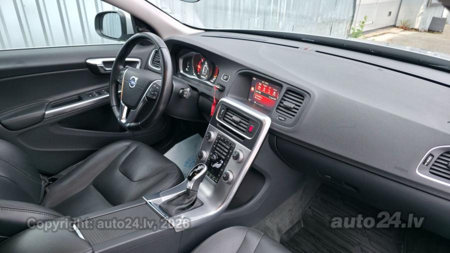 Grey Volvo V60 2017 in Tallinn, with an engine capacity of 2.00 L and mileage of 238 thousand km for 8290 €, photo 14 on AUTOMOTO.COM.LV