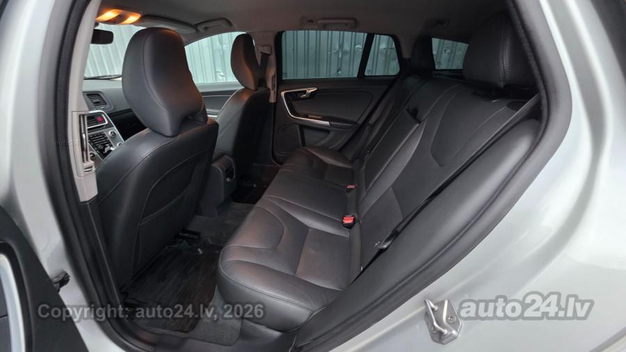 Grey Volvo V60 2017 in Tallinn, with an engine capacity of 2.00 L and mileage of 238 thousand km for 8290 €, photo 15 on AUTOMOTO.COM.LV
